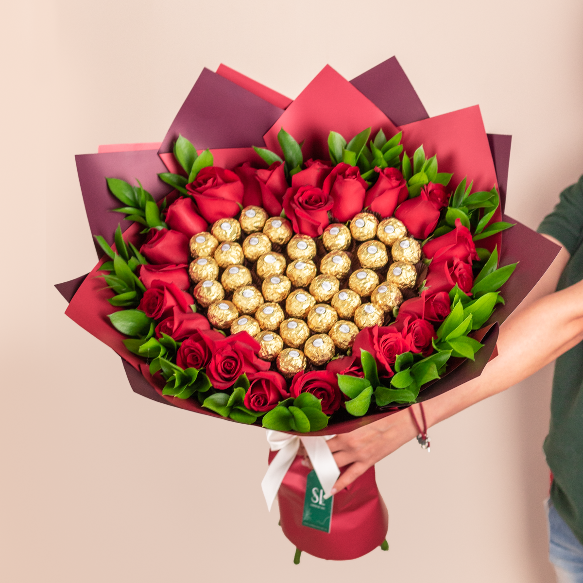 Ramo buchon con rosas y ferrero rocher – SORPRENDE LIMA