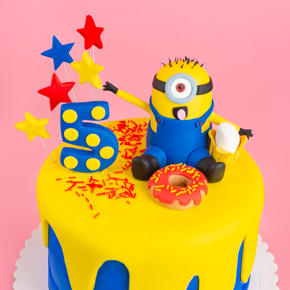 Torta Pequeño Minion - torta de minion personalizada con numero ...
