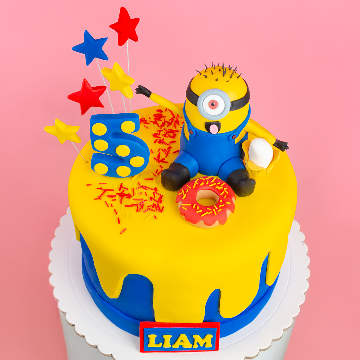 Torta Pequeño Minion - torta de minion personalizada con numero ...