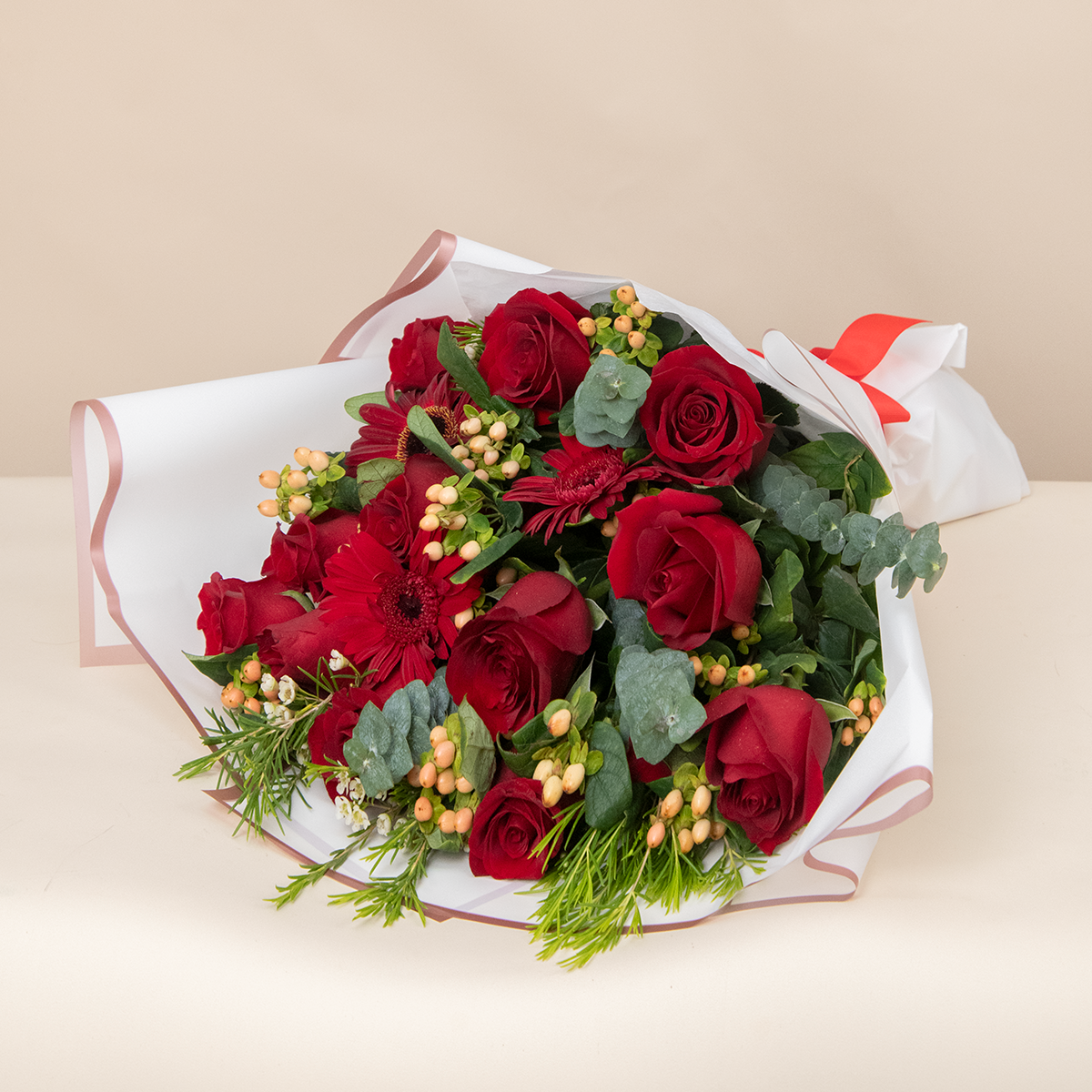 Ramo Rubi Premium - Ramo de rosas rojas y gerberas rojas – SORPRENDE LIMA